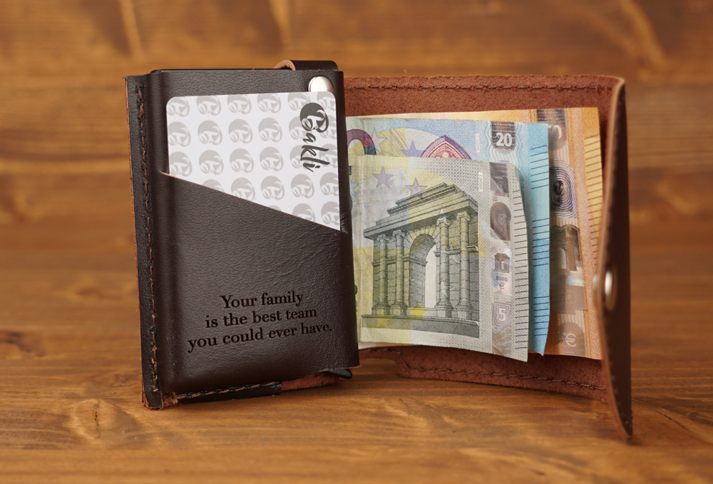 Odinė piniginė Connor su vardu - Bakli.lt